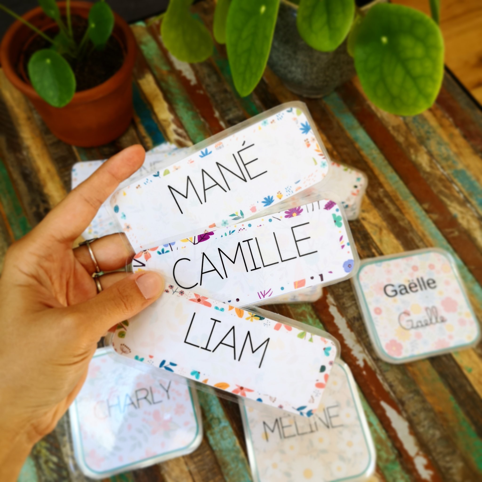 Des étiquettes « prénom » fleuries