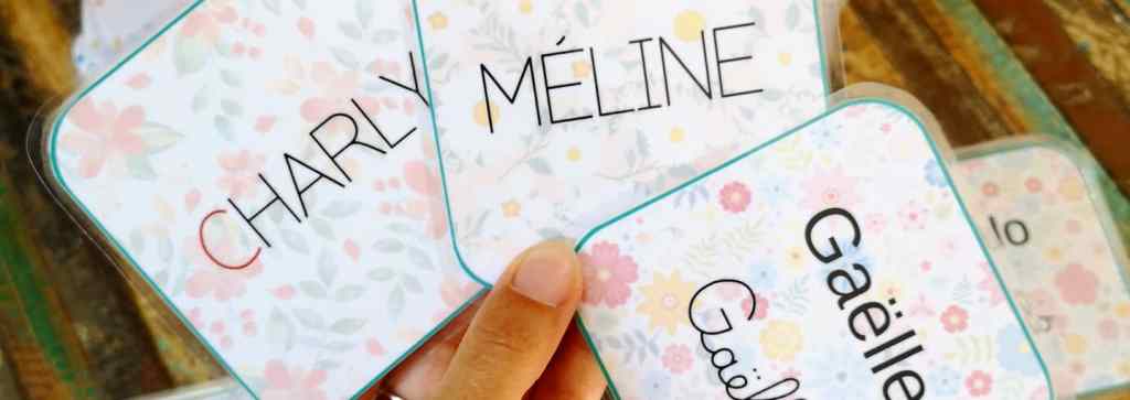 Des étiquettes « prénom » fleuries